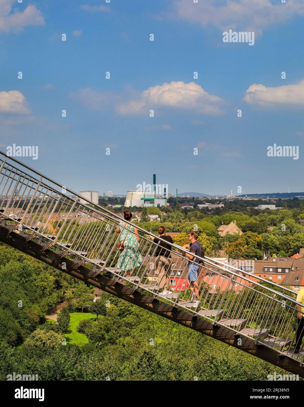 Duisburg, NRW, Germany. 20th Aug, 2023. People enjoy the hot and sunny ...
