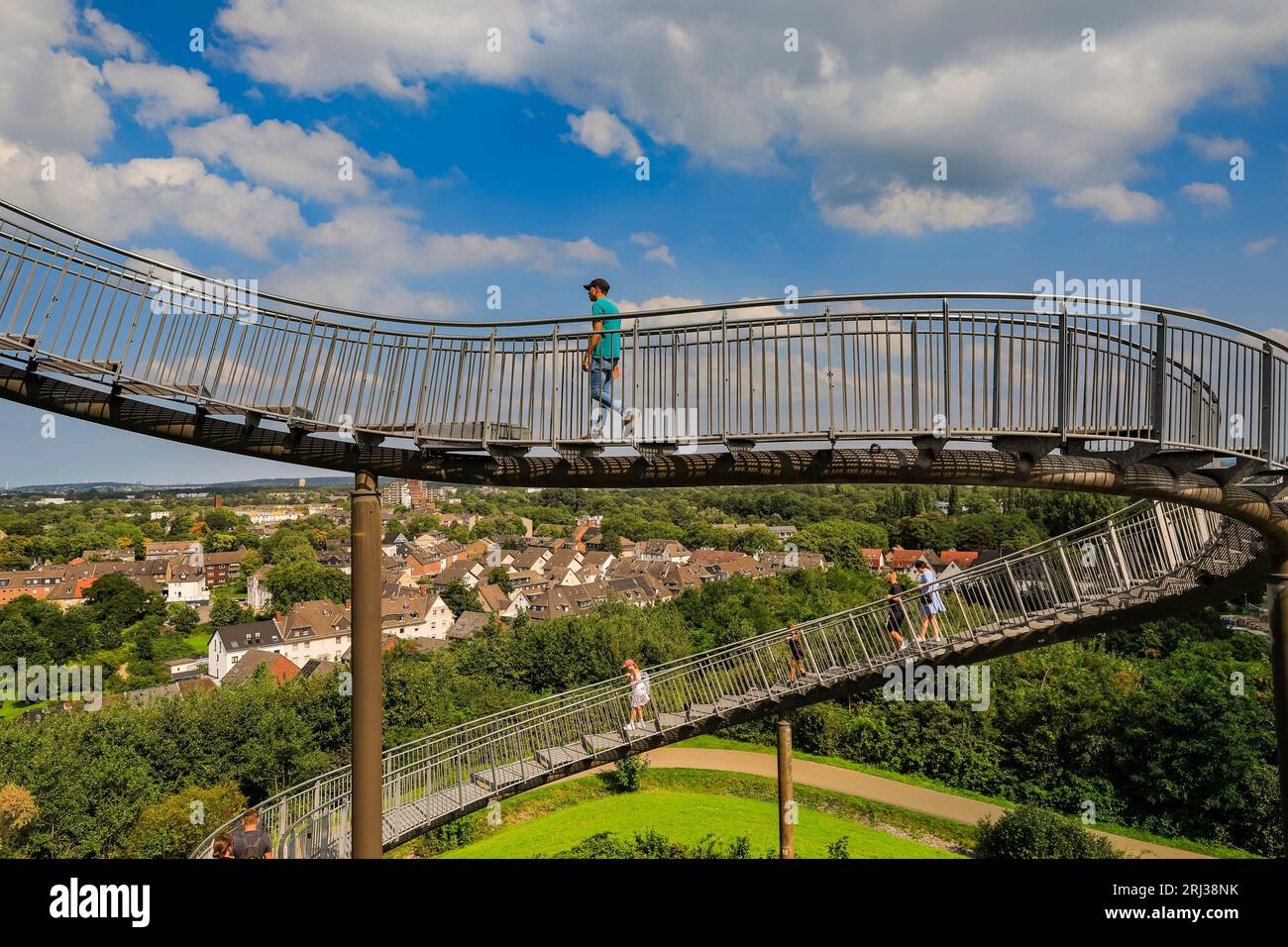Duisburg, NRW, Germany. 20th Aug, 2023. People enjoy the hot and sunny ...