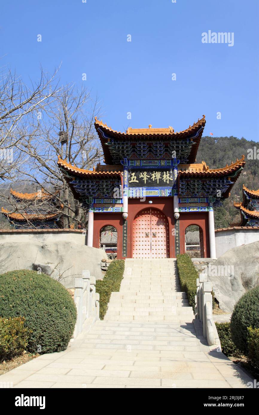 Zunhua Temple Buddhist temple, March 28: The gate of ChanLin Temple ...