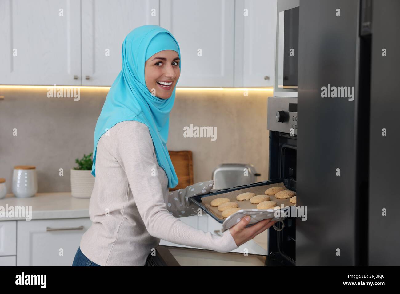 Hijab woman cooking home hi-res stock photography and images - Alamy
