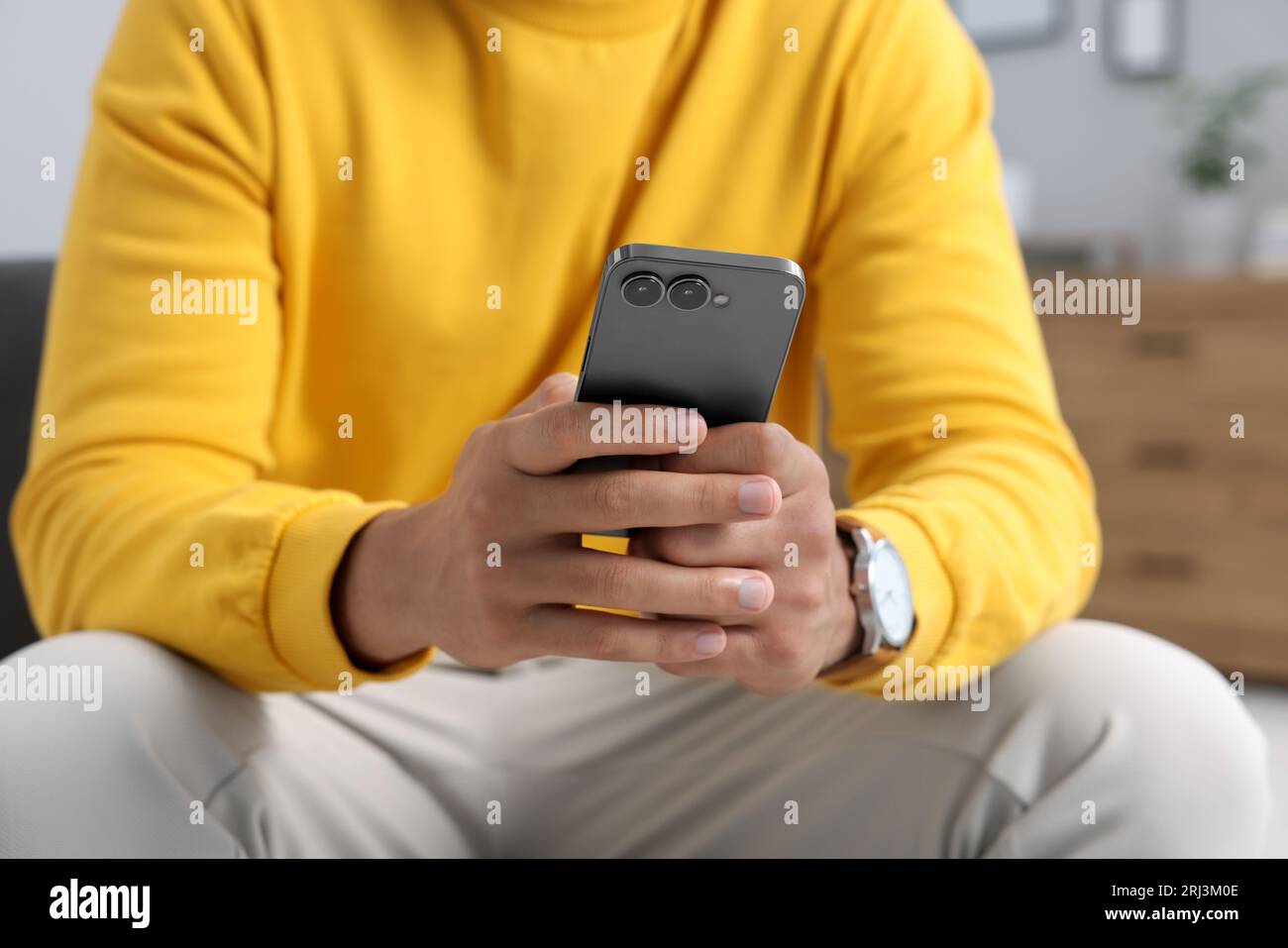 Reading send sending texting male hi-res stock photography and images ...