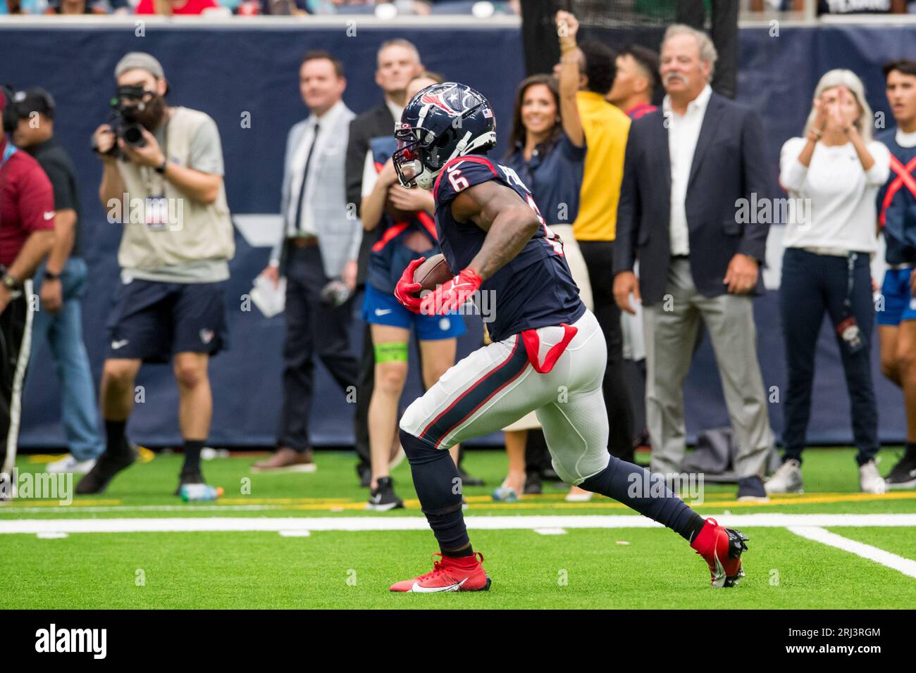 August 19, 2023: Houston Texans linebacker Denzel Perryman (6) runs ...