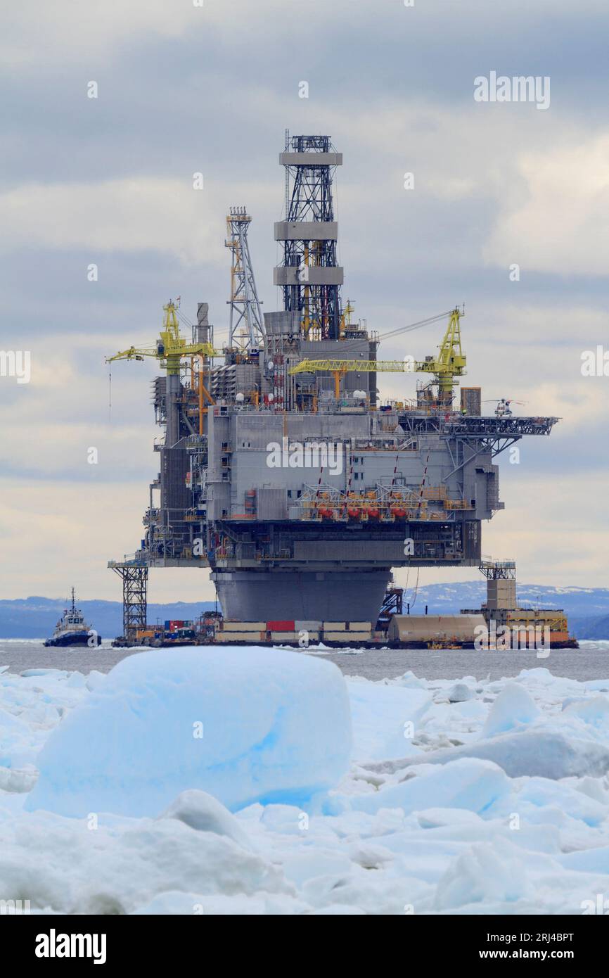 An offshore oil rig on the surface of icy water in the ocean Stock ...