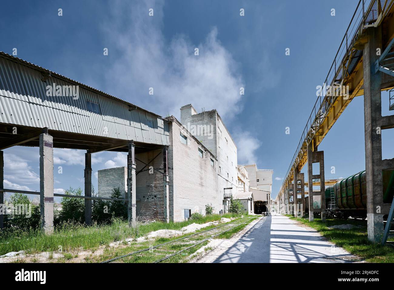 Hopper cars wait for loading silica products to transport Stock Photo ...