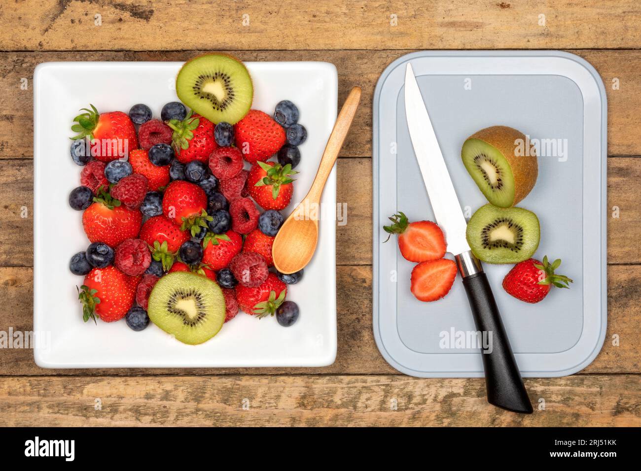 Cutting berries hi-res stock photography and images - Alamy