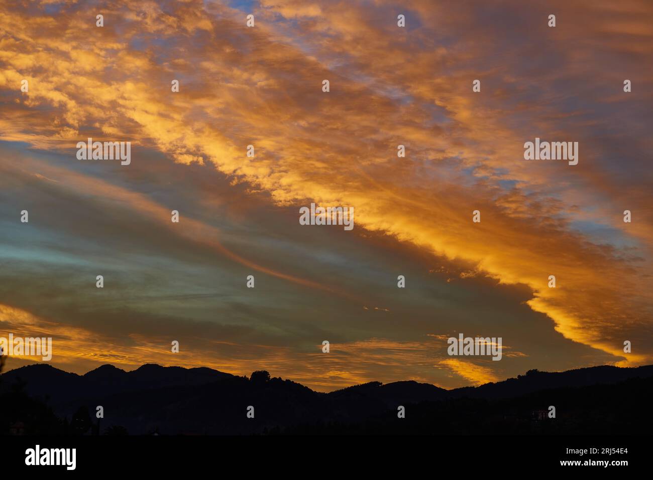 Golden twilight spectacular sky hi-res stock photography and images - Alamy