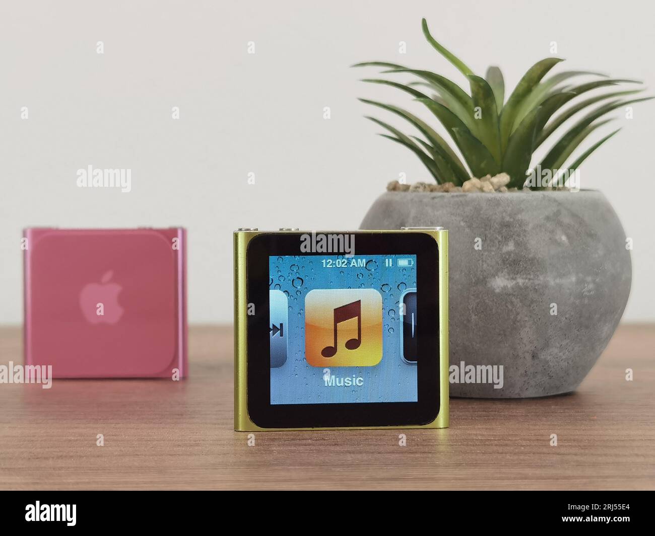 Silver ipod classic hi-res stock photography and images - Alamy