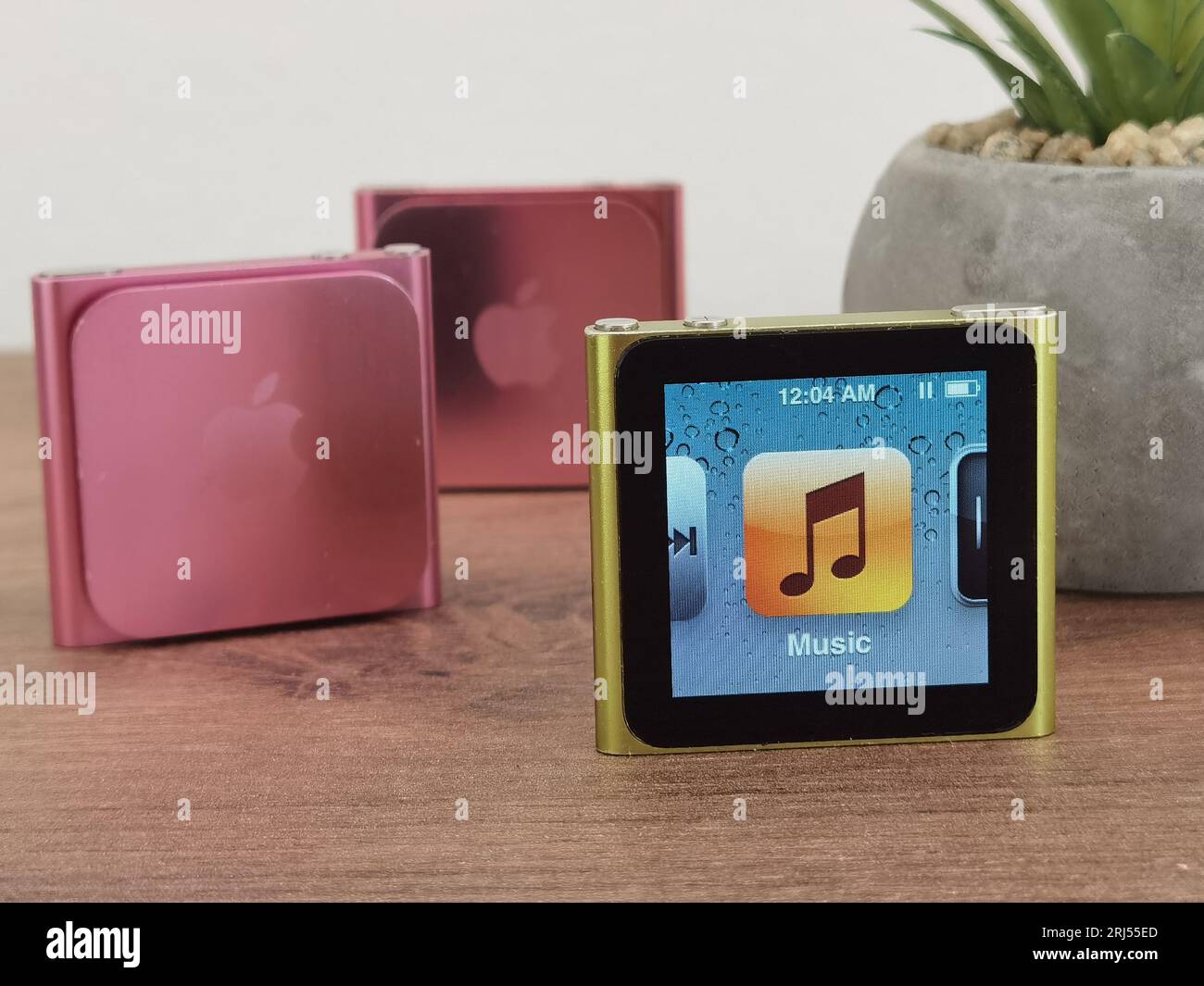 Silver ipod classic hi-res stock photography and images - Alamy