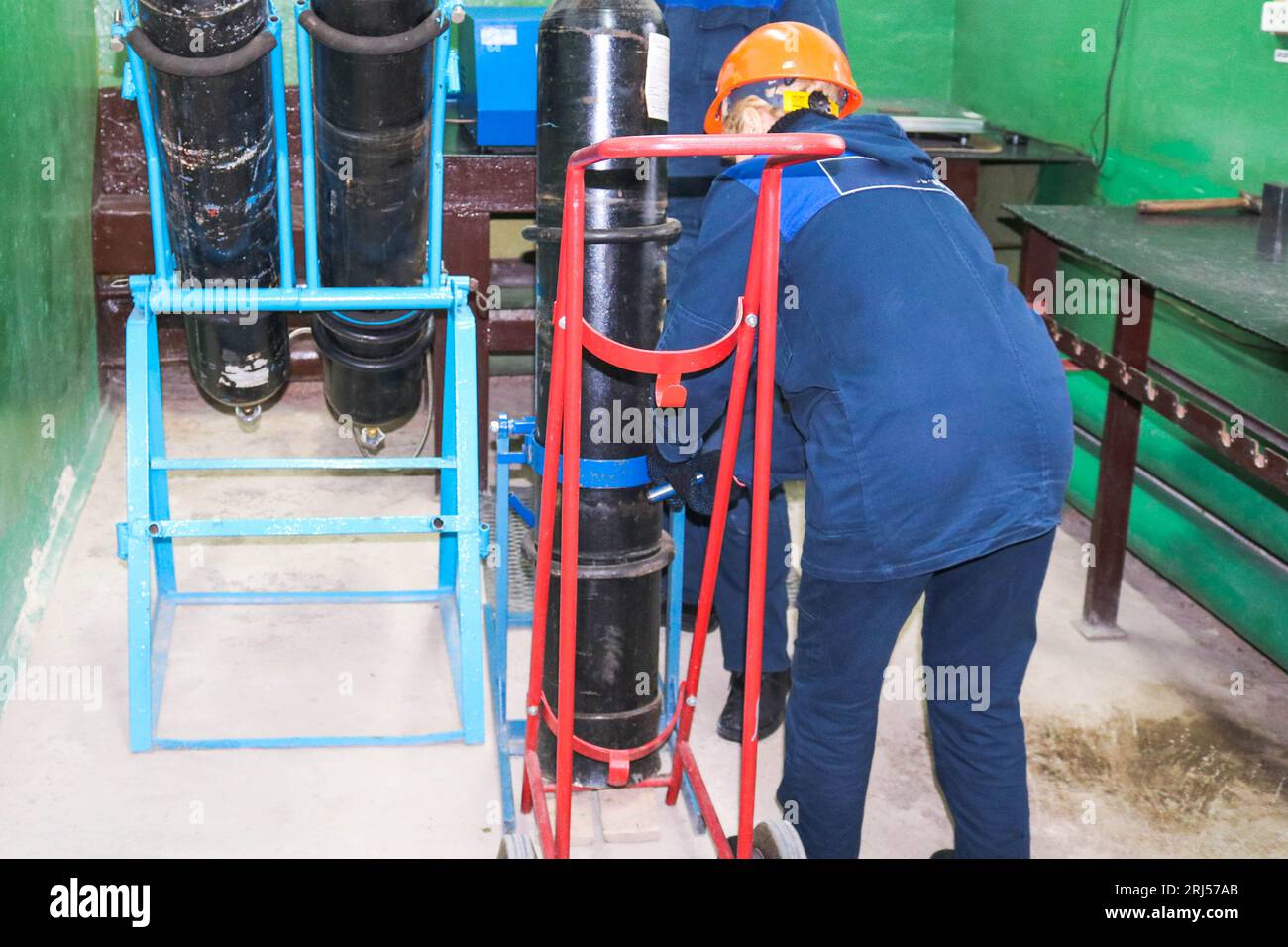 Oxygen cylinder hi-res stock photography and images - Alamy