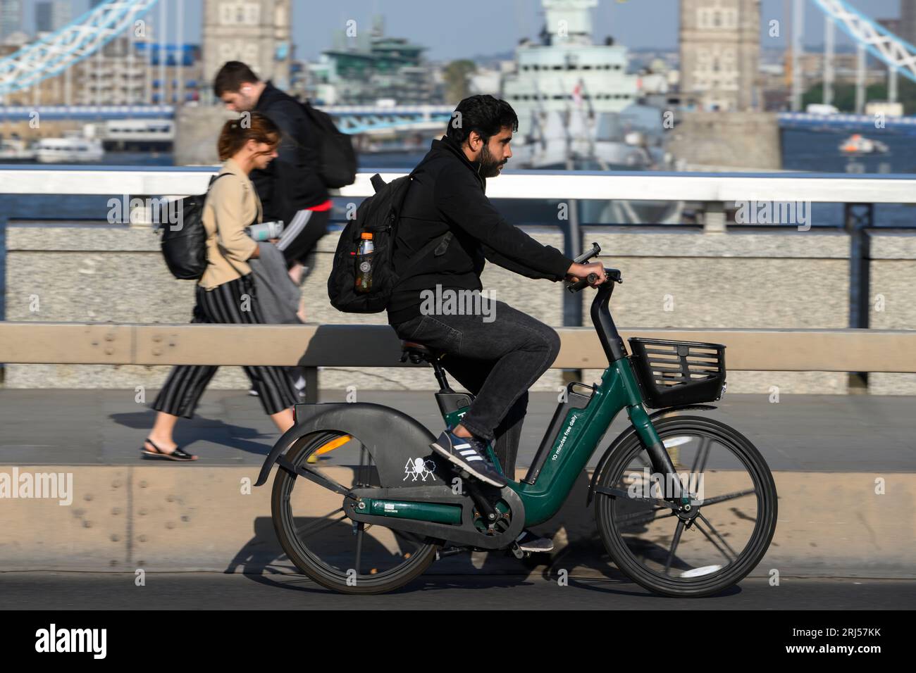 Commuter bike hi-res stock photography and images - Alamy