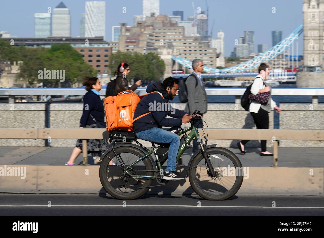 Service cycle hi-res stock photography and images - Alamy