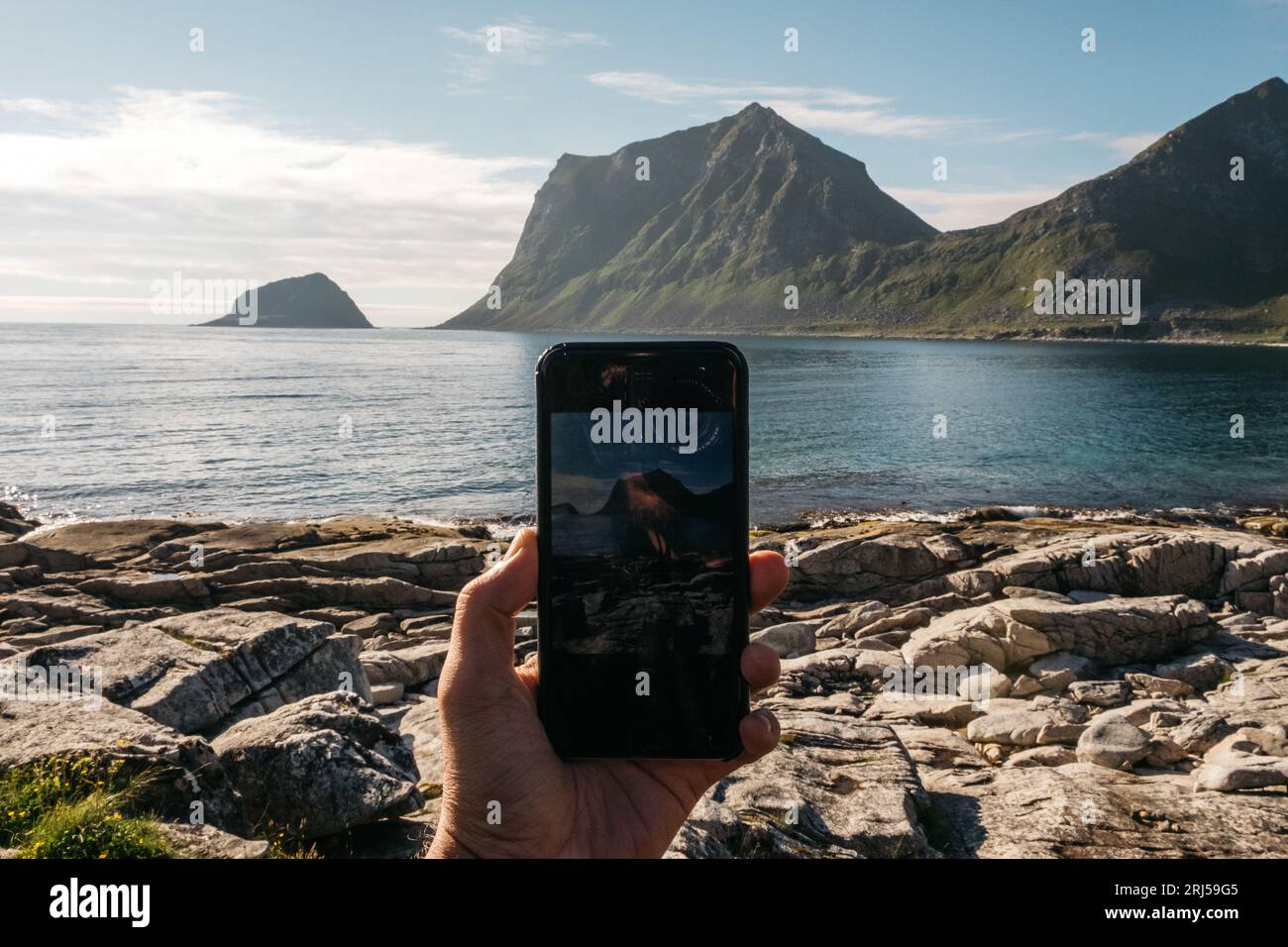 Hand holding phone landscape hi-res stock photography and images - Alamy