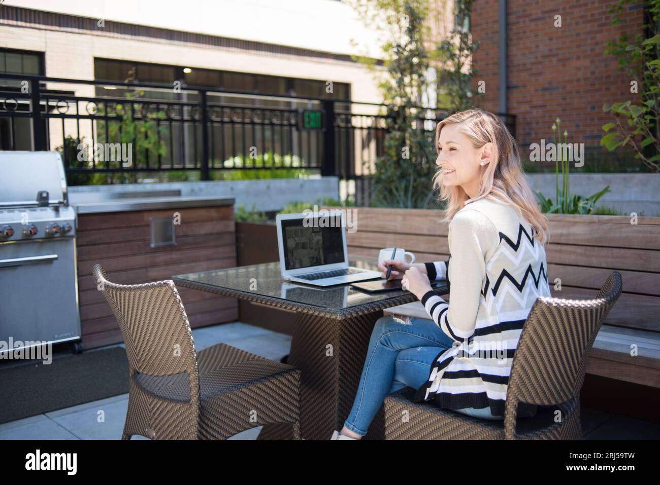 Working at computer outdoors hi-res stock photography and images - Alamy