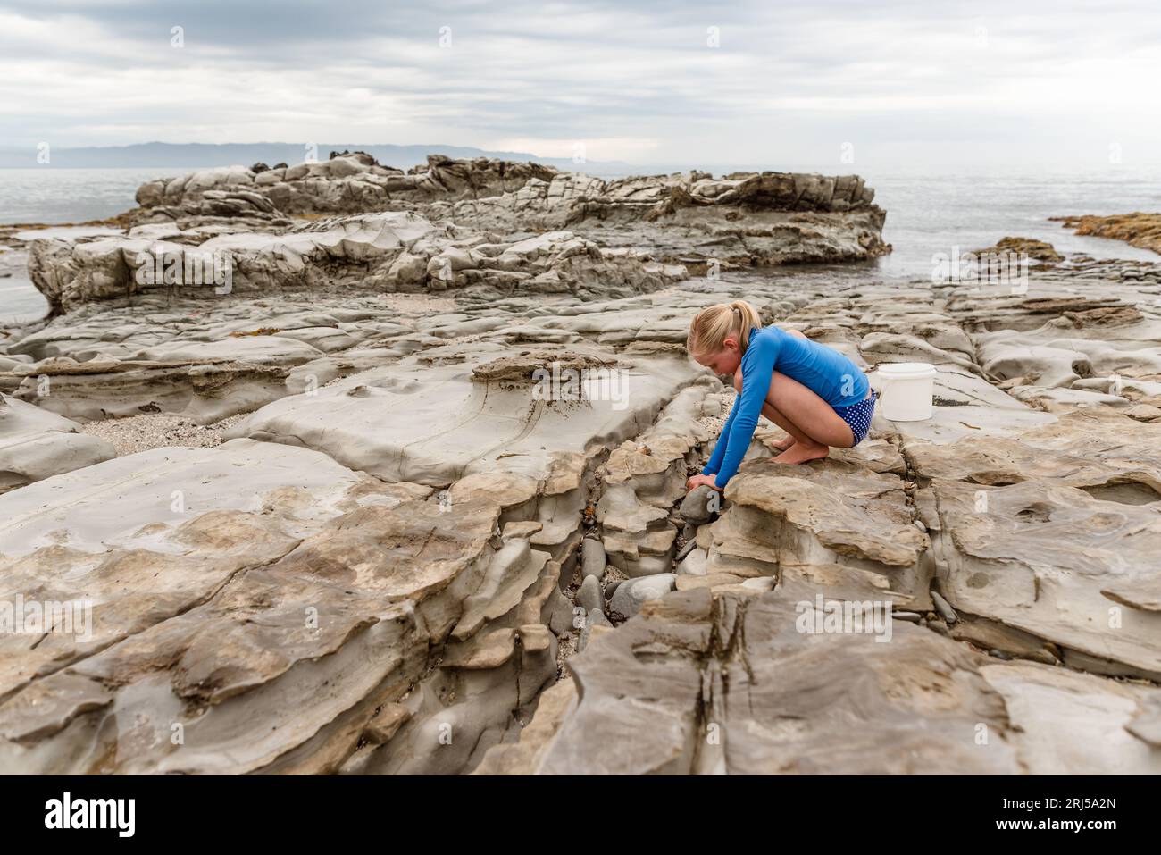 Child exploring rock pools hi-res stock photography and images - Alamy