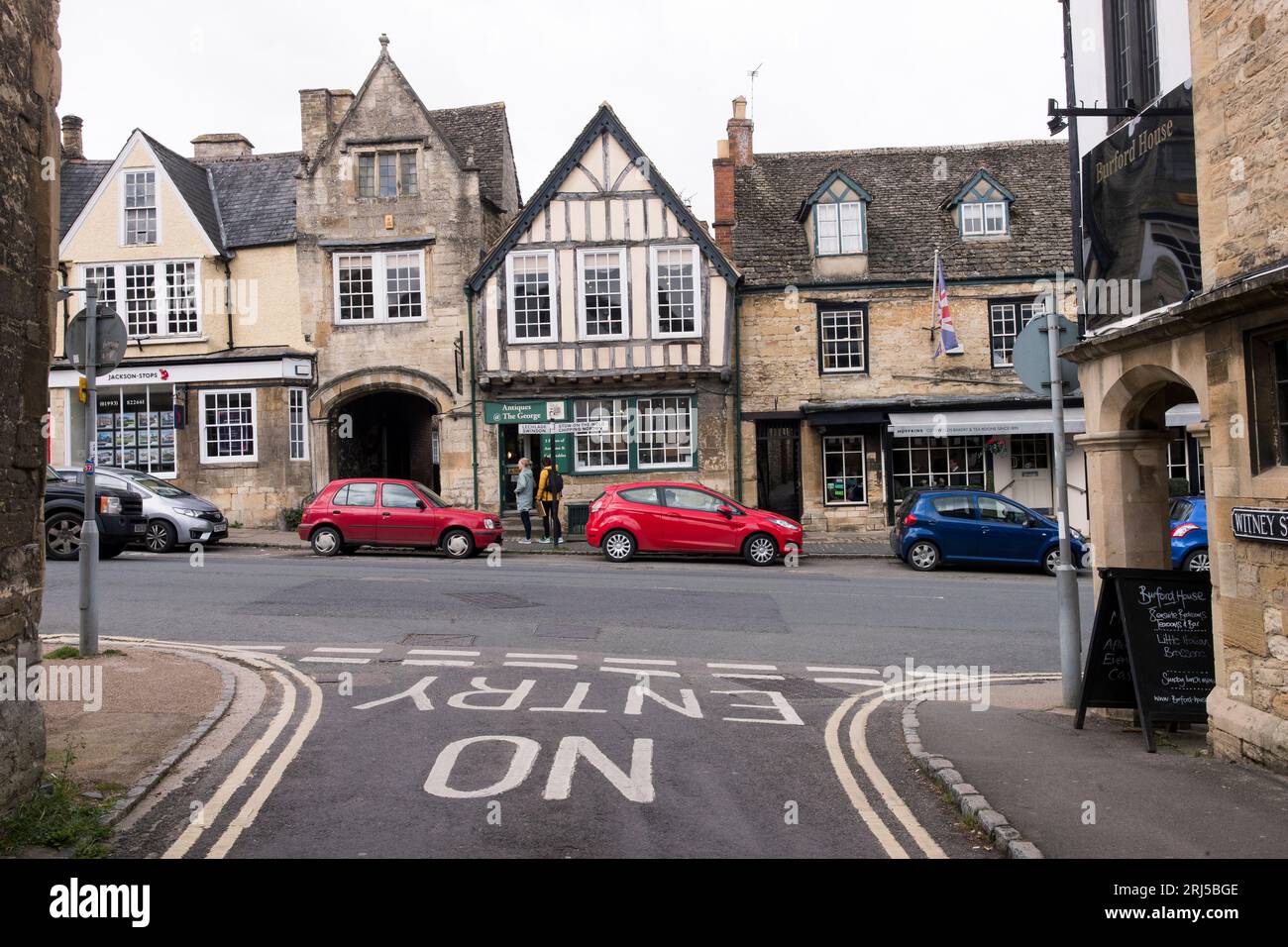 Timber framed buildings in Burford in fornt of the high street Stock ...