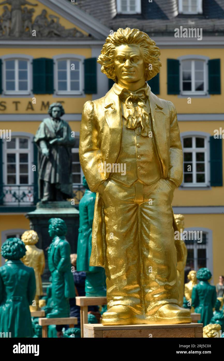 Grenn and gold sculpture hi-res stock photography and images - Alamy