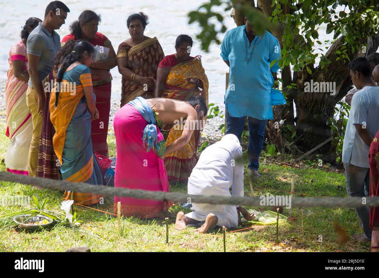 Hindu memorial rites hi-res stock photography and images - Alamy