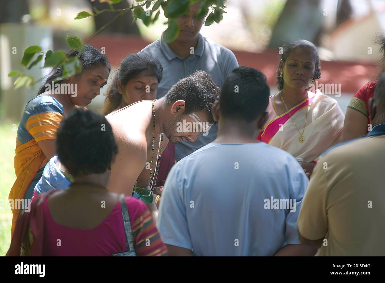 Hindu memorial rites hi-res stock photography and images - Alamy