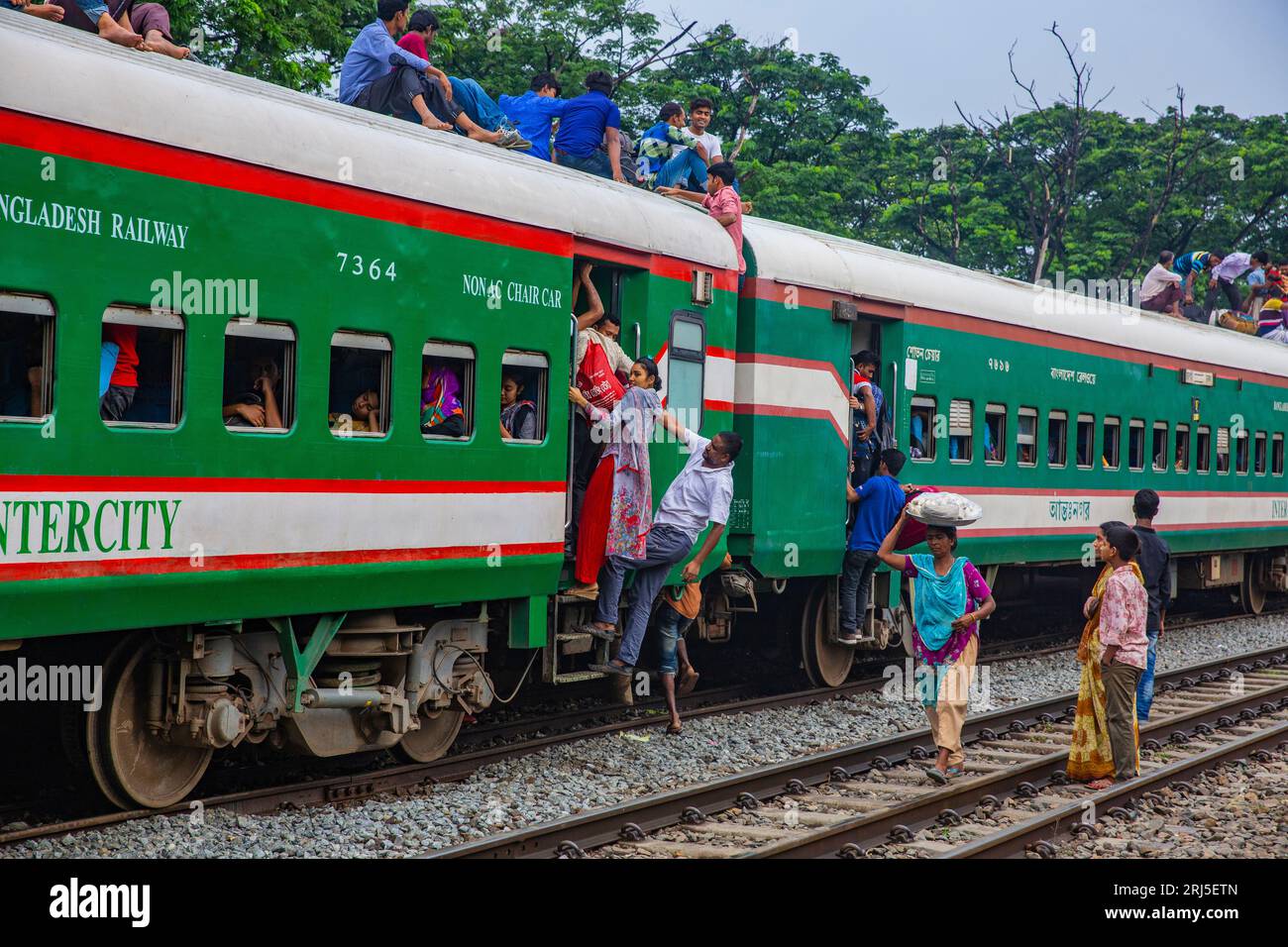 Top view crowd airport hi-res stock photography and images - Alamy