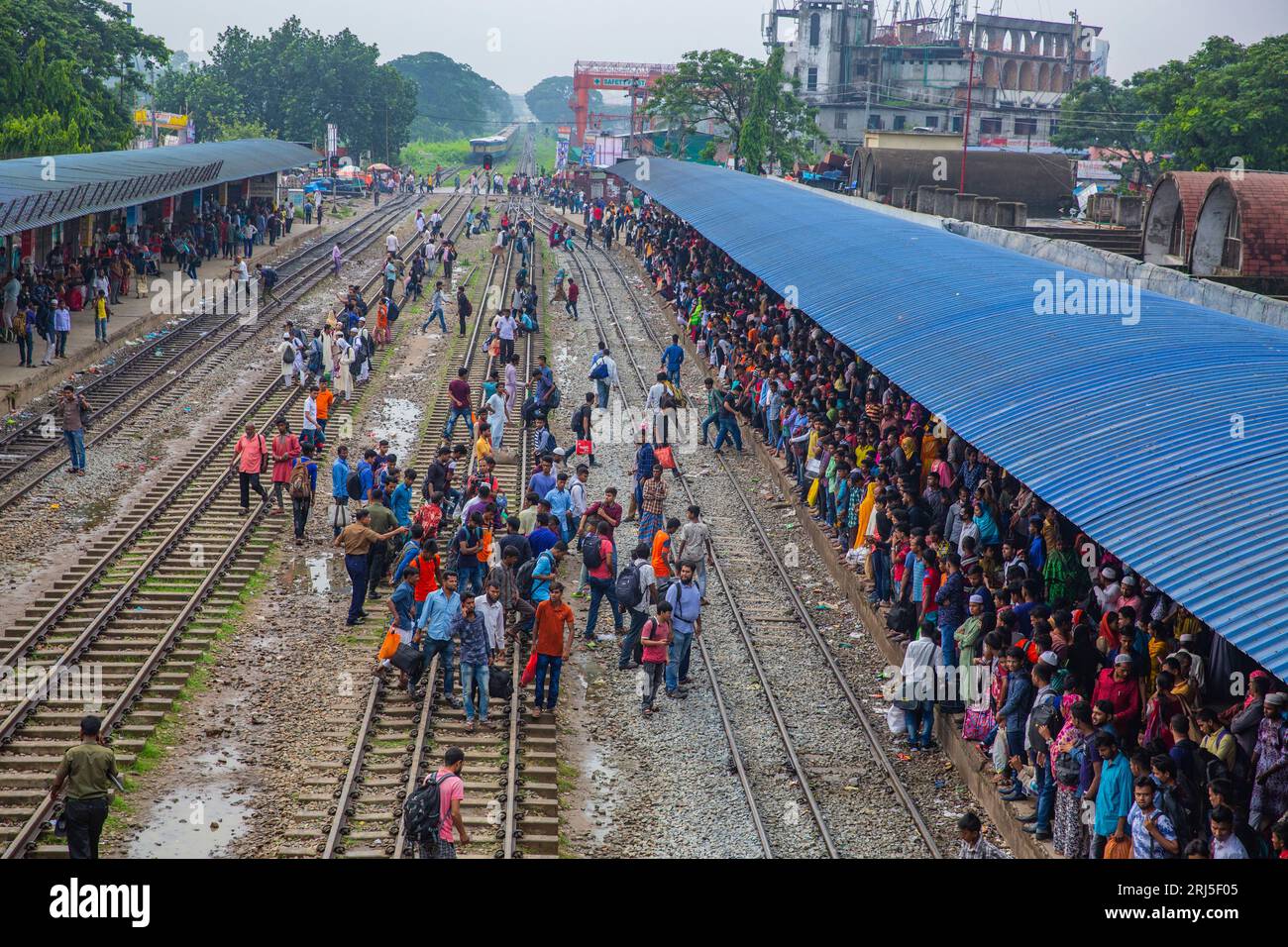 Homebound people crammed at the Airport Railway Station in Dhaka to get ...