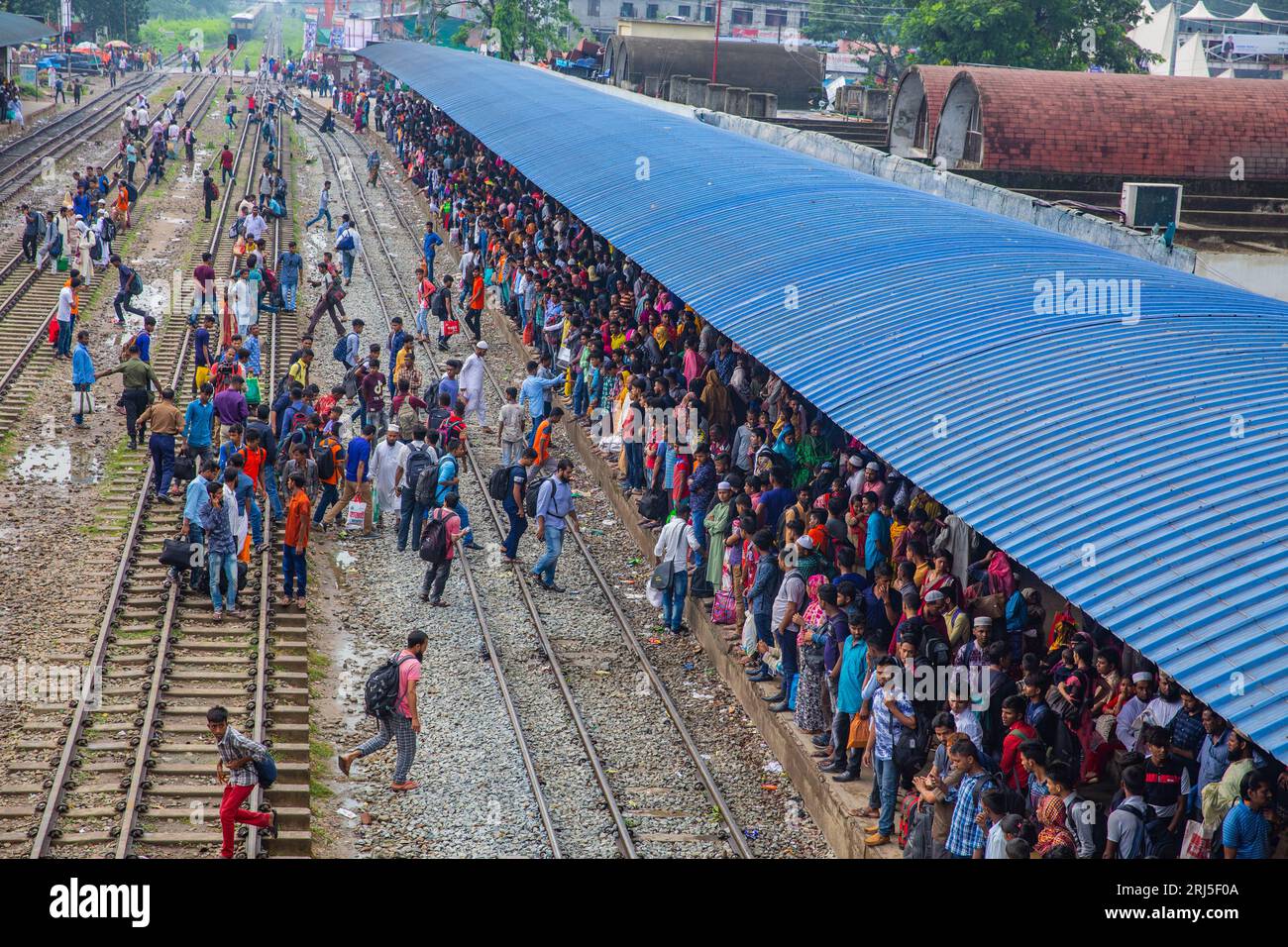 Homebound people crammed at the Airport Railway Station in Dhaka to get ...