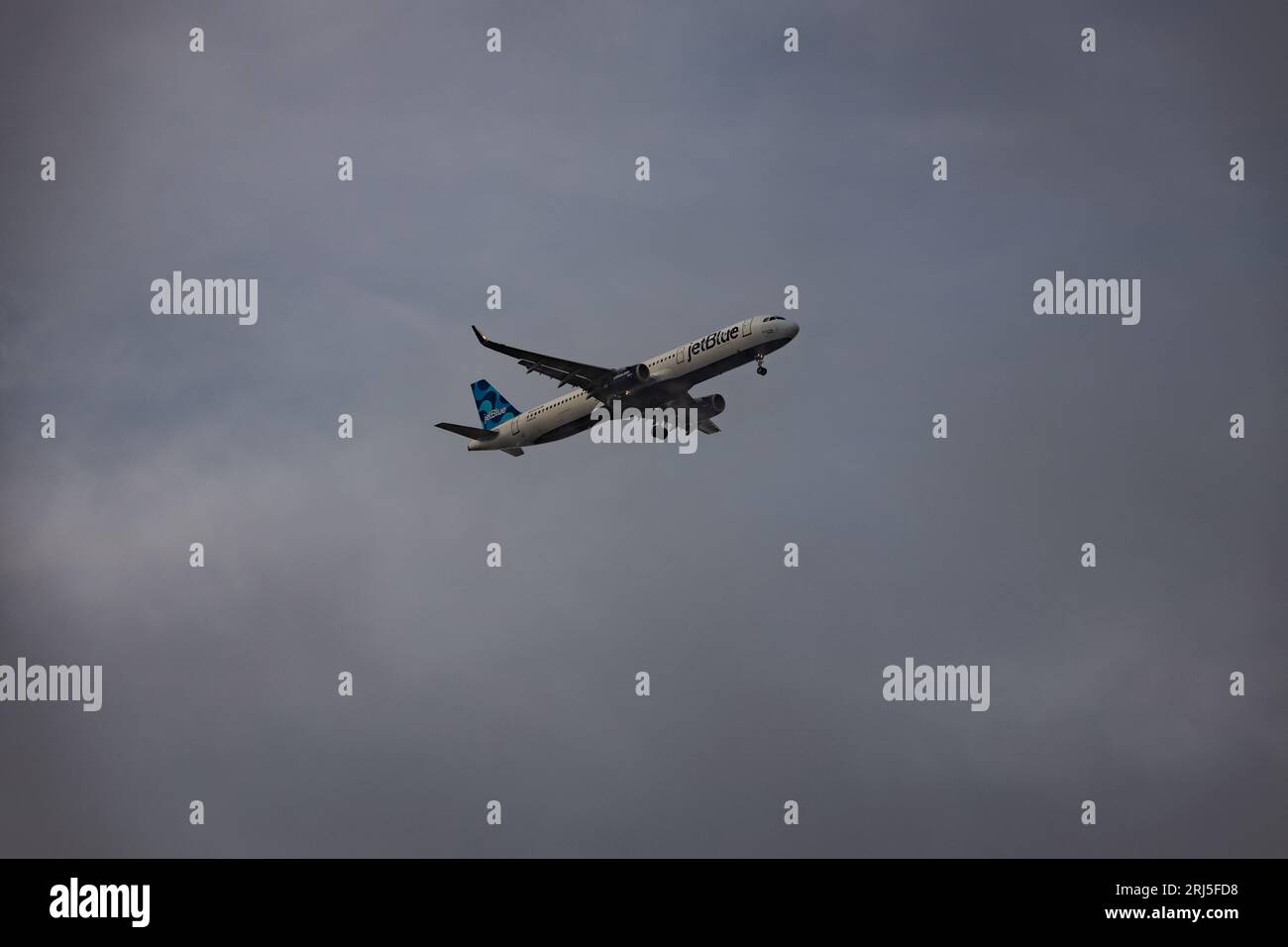 A JetBlue Airways Airbus A321 flying through clouds Stock Photo - Alamy
