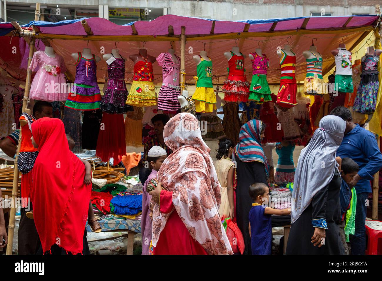 Low-income people gather at the Jurain Railgate Market where around 600 ...