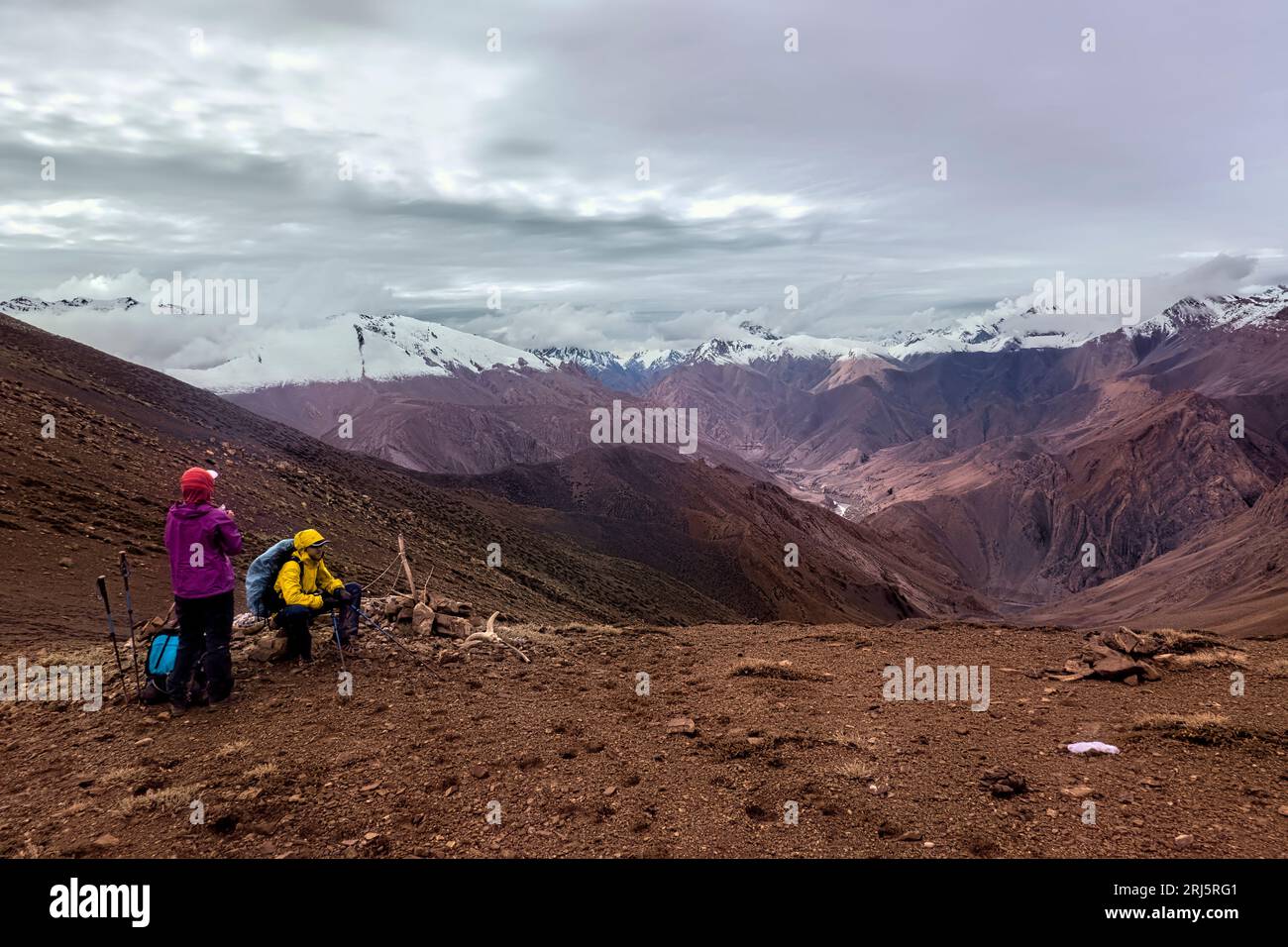Trekking to the Nialo Kontse La Pass, Zanskar, Ladakh, India Stock ...