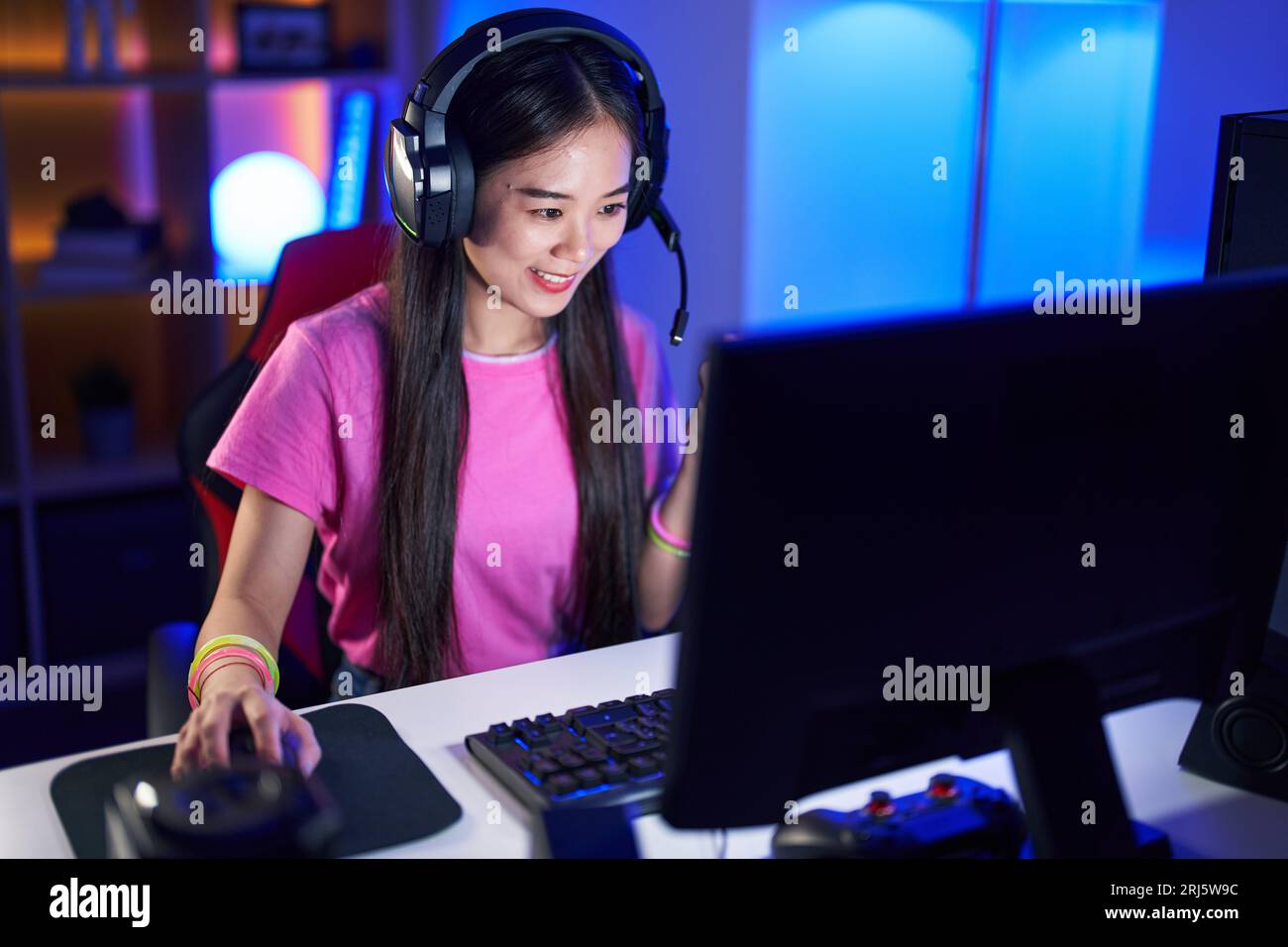 Chinese woman streamer using hi-res stock photography and images - Alamy