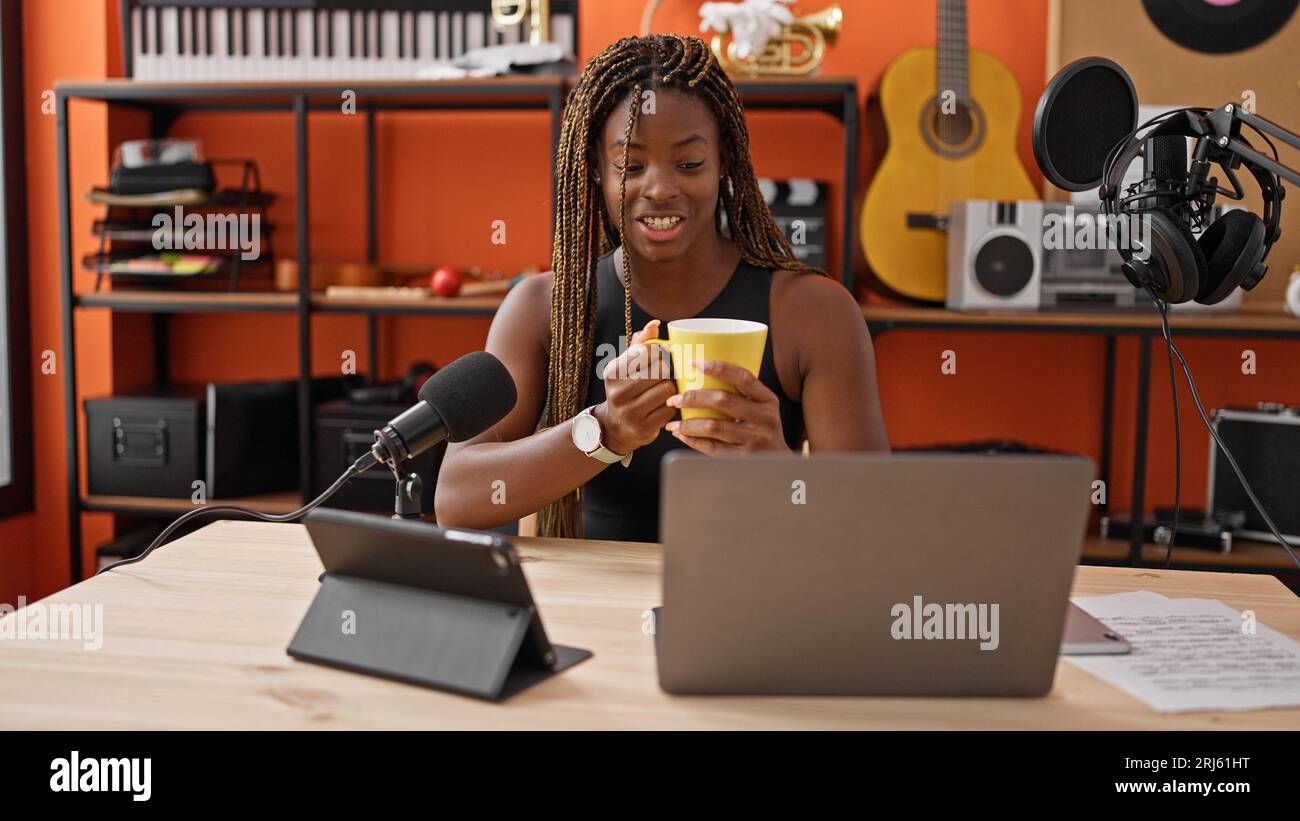 News microphone and coffee hi-res stock photography and images - Alamy