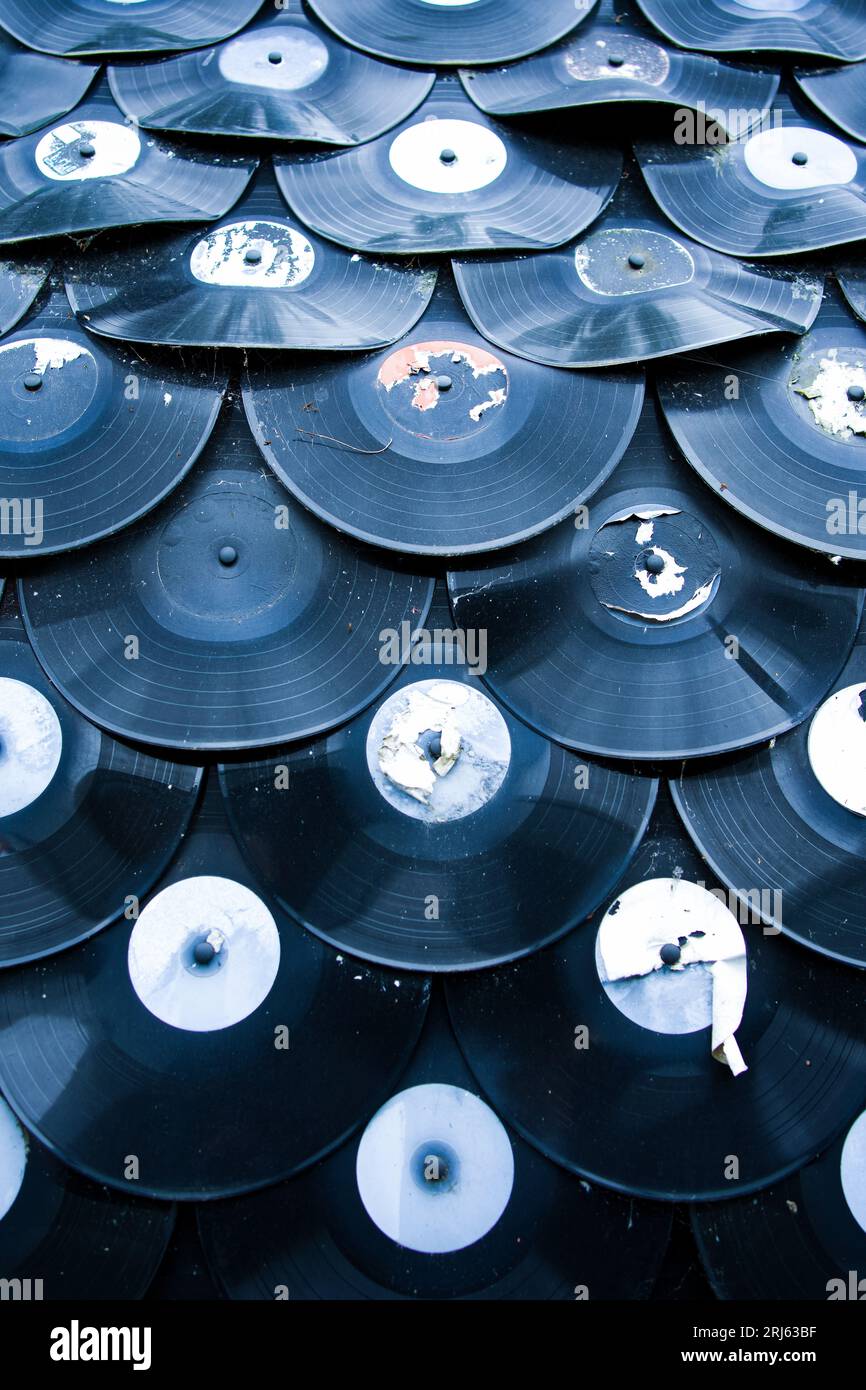 A pile of vintage vinyl records in a jumble Stock Photo - Alamy