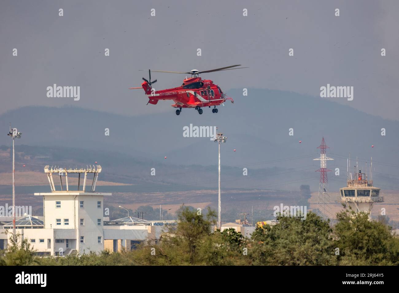 Helicopter aerial firefighting hi-res stock photography and images - Alamy