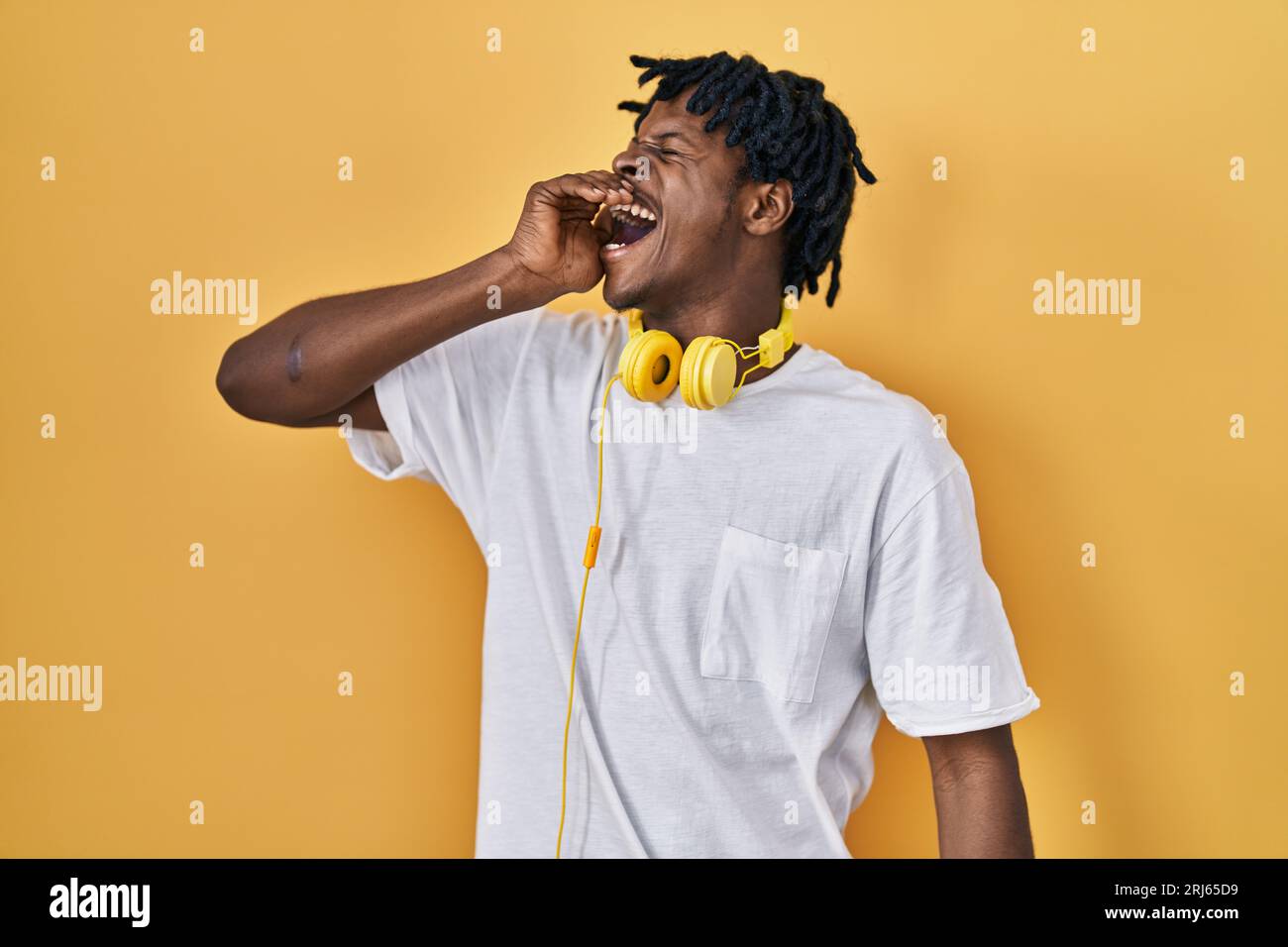 Black man dreadlocks yelling screaming hi-res stock photography and ...