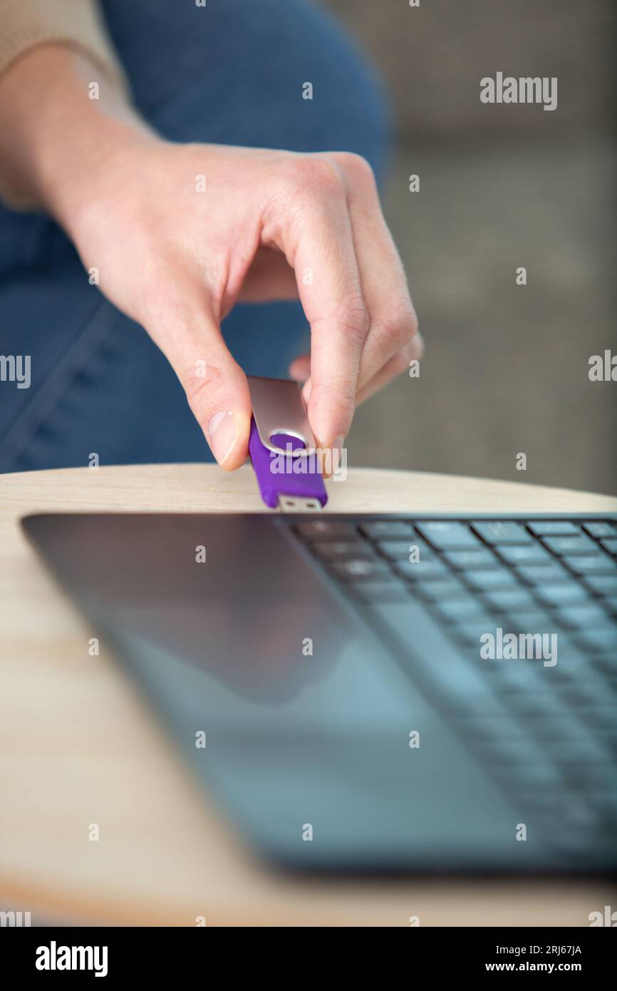 Hand insert usb memory stick hi-res stock photography and images - Alamy