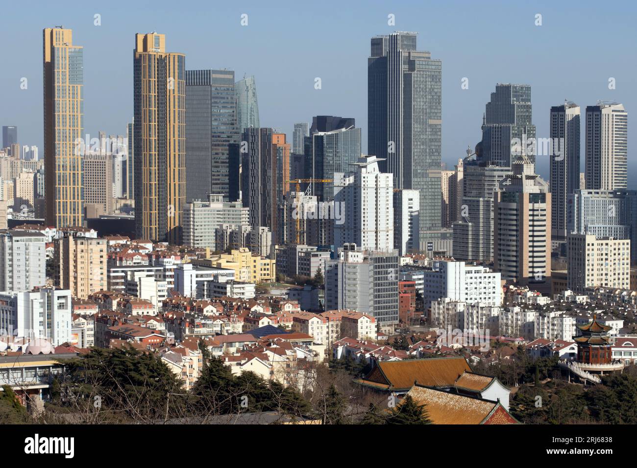 Featuring tall stone buildings hi-res stock photography and images - Alamy