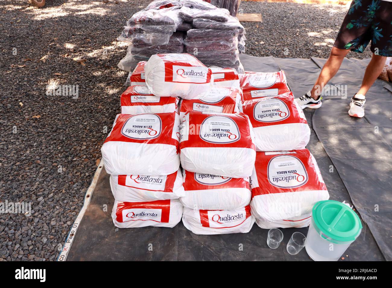 Hand out packages hi-res stock photography and images - Alamy