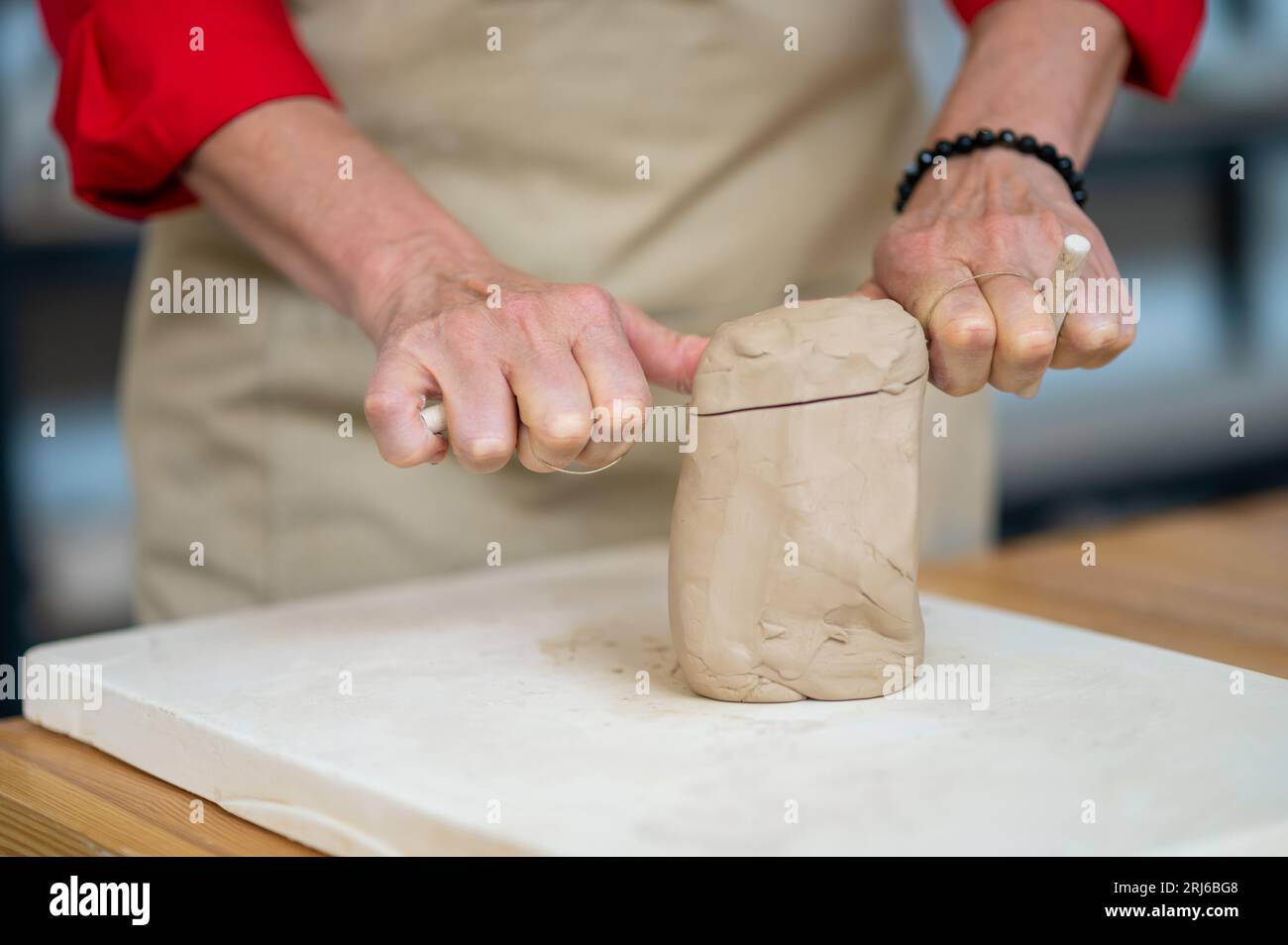 Cutting thread ceramic hi-res stock photography and images - Alamy