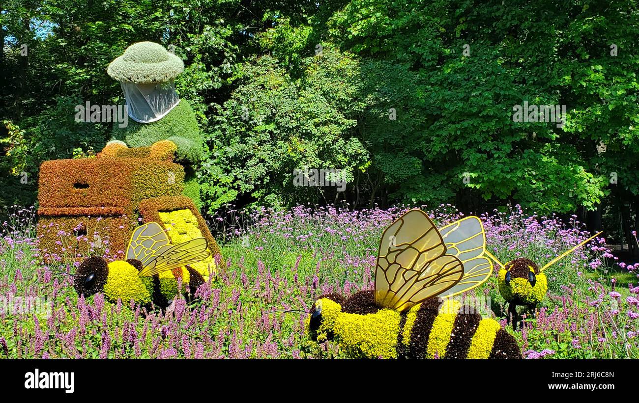Vibrant flower sculptures hi-res stock photography and images - Alamy