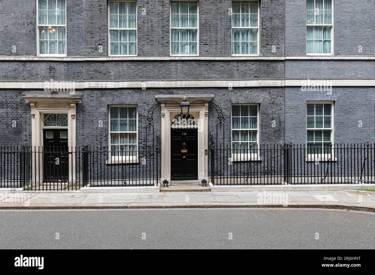 10 Downing Street, iconic exterior facade of the Prime Minister's ...