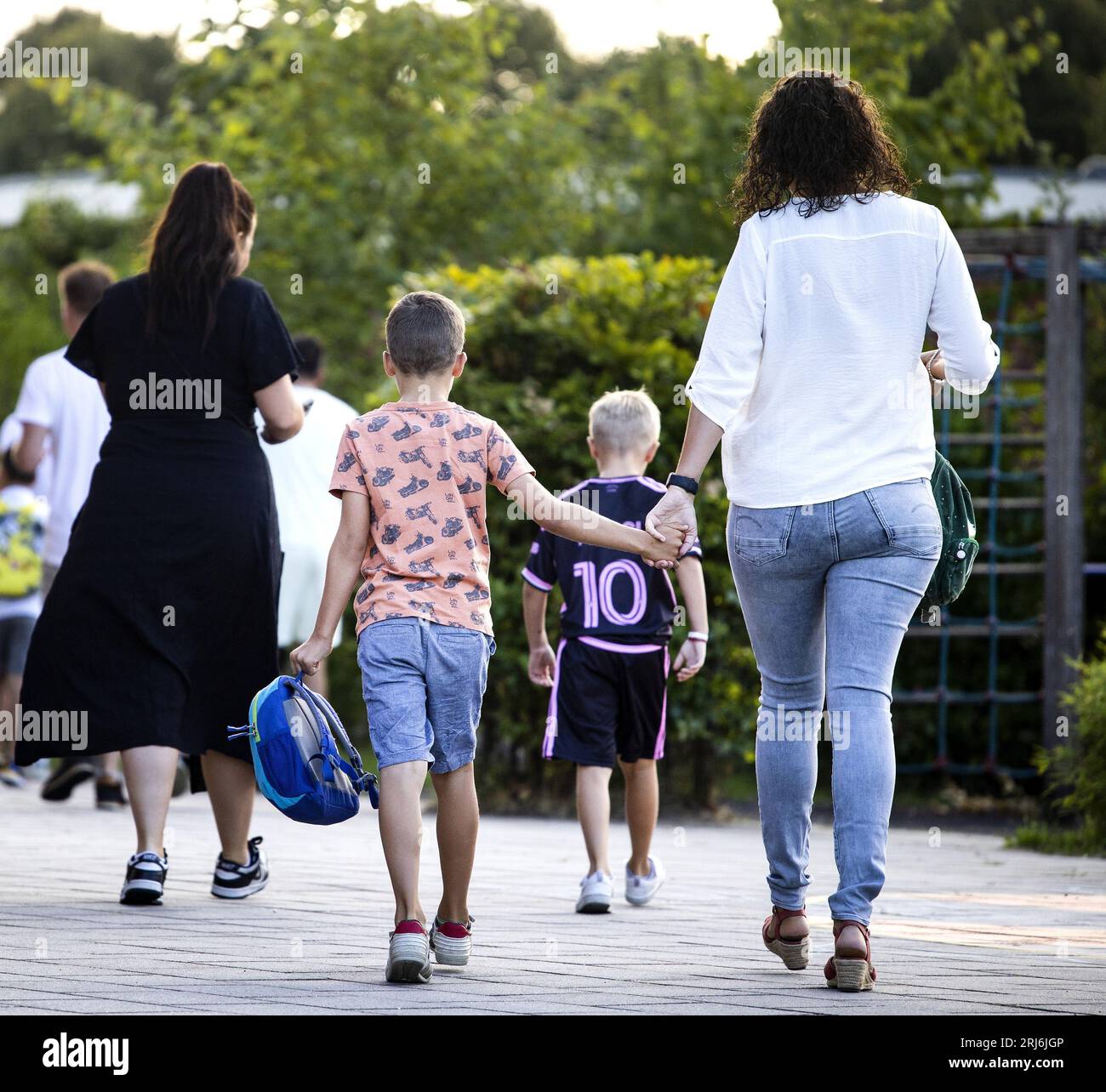 COTHEN - Children arrive with their parents at primary school OBS de ...