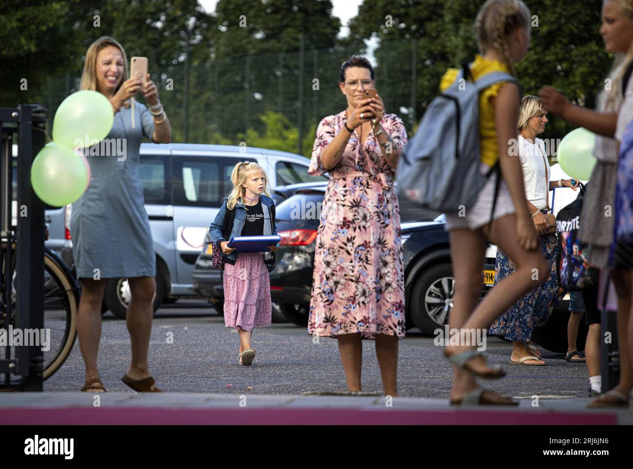 COTHEN - Children arrive with their parents at primary school OBS de ...