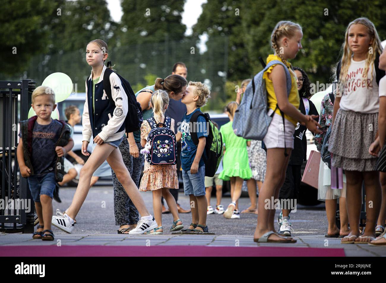 COTHEN - Children arrive with their parents at primary school OBS de ...