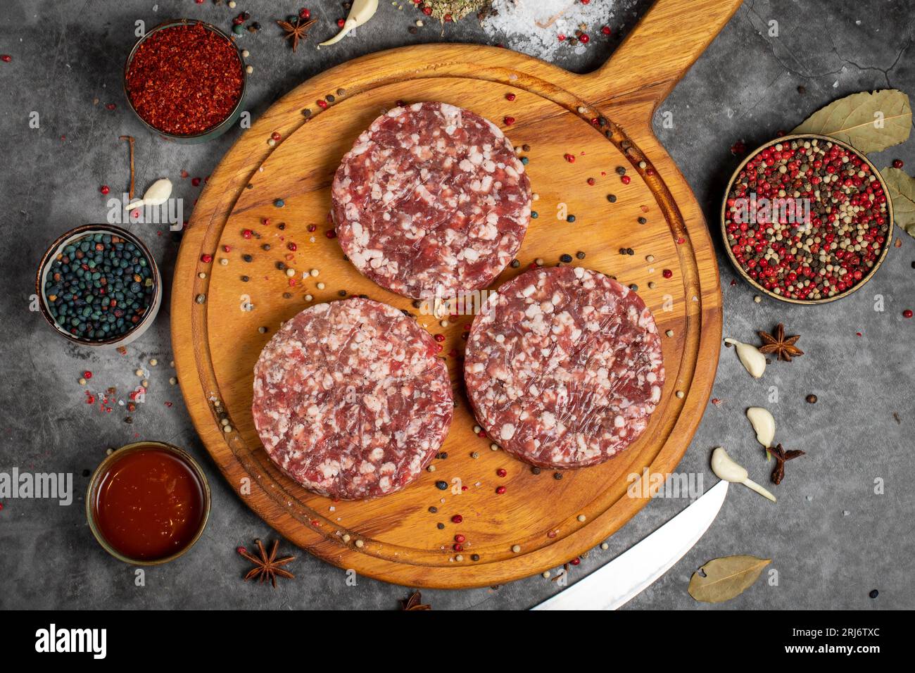 Beef hamburger patty. Fresh raw beef burger patties on dark background ...