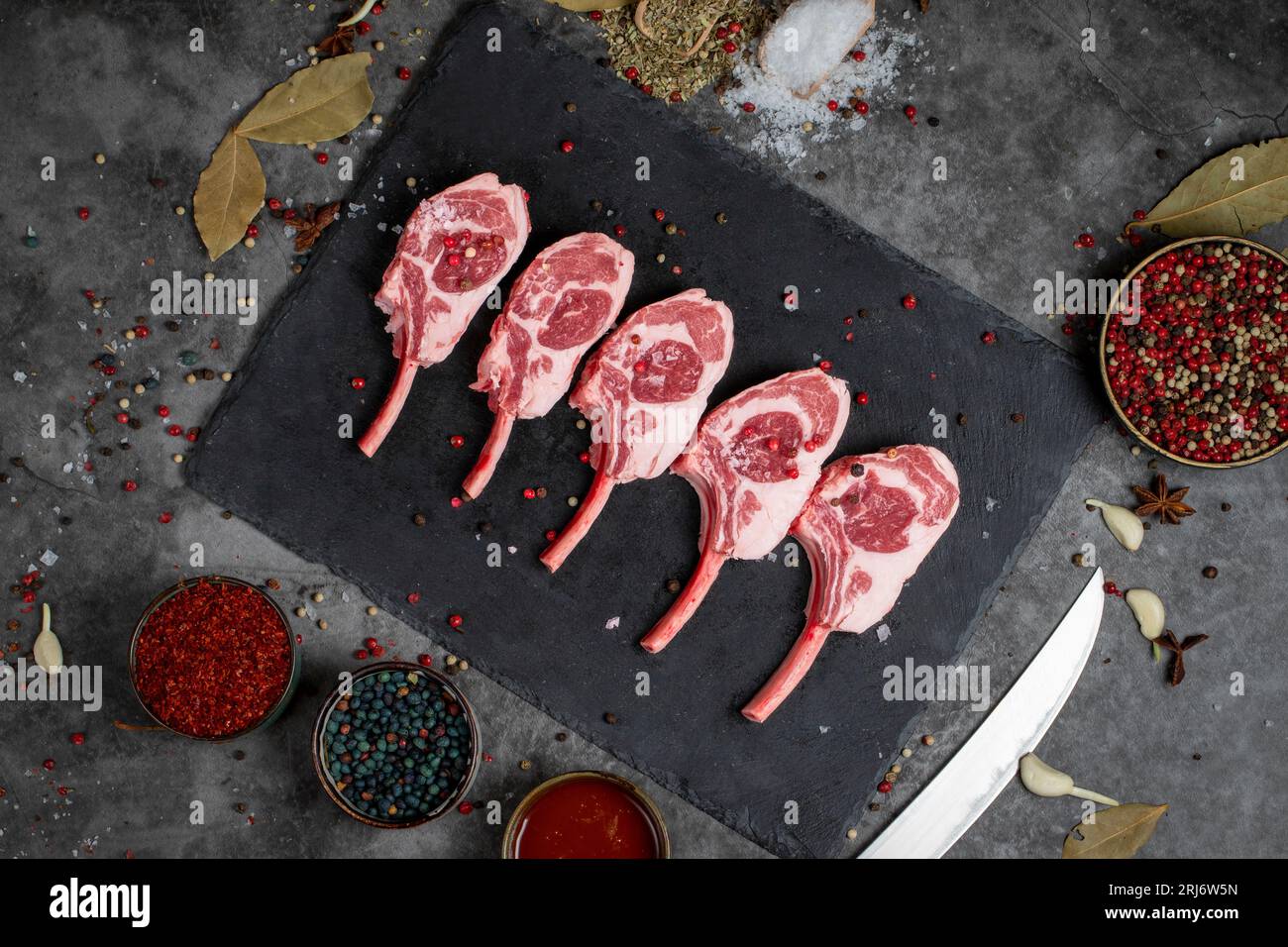 Lamb chops. Fresh raw lamb chops on dark background. Butcher products. Top view Stock Photo - Alamy