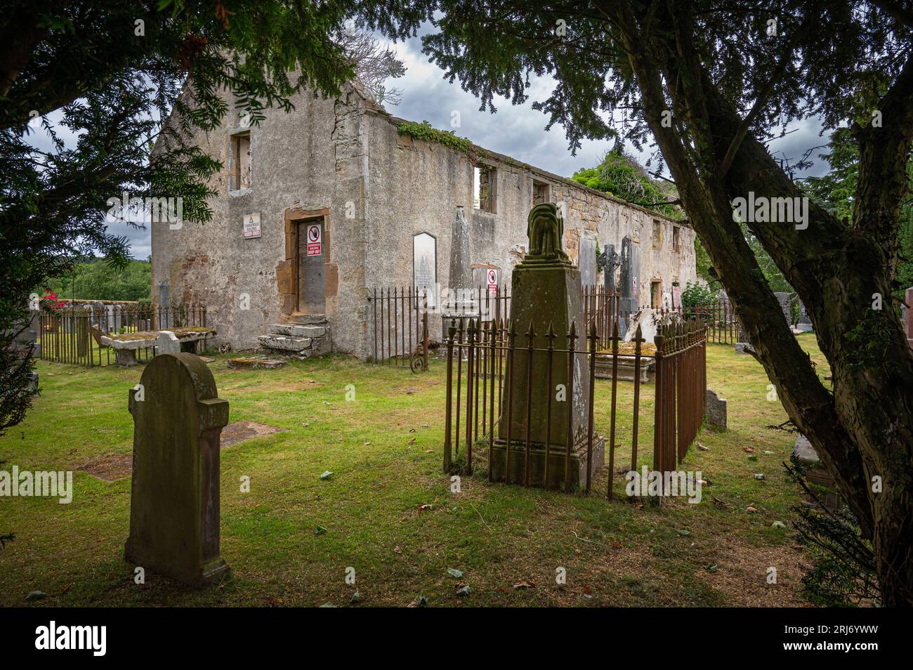 Scottish church and grave yard hi-res stock photography and images - Alamy