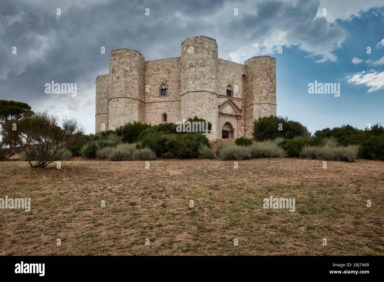 Castel del Monte, Puglia, Southern Italy. 13th century castle Stock ...