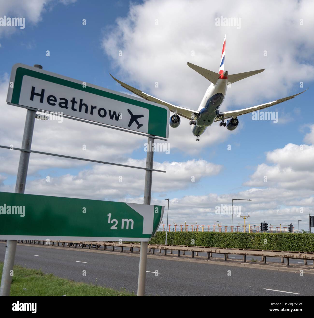 Heathrow road sign broken hi-res stock photography and images - Alamy