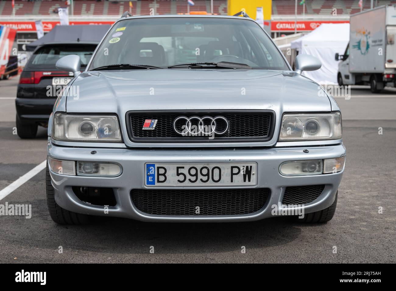 Front view of the classic sports family Audi RS2 Avant in light gray ...