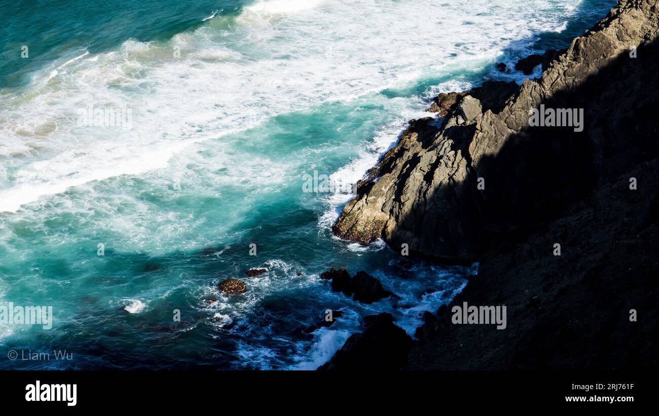 Waves rolling against rocky cliffs hi-res stock photography and images ...
