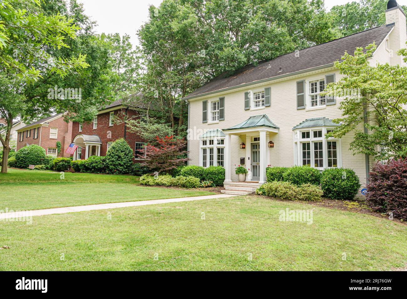 Cream colored building exterior hi-res stock photography and images - Alamy